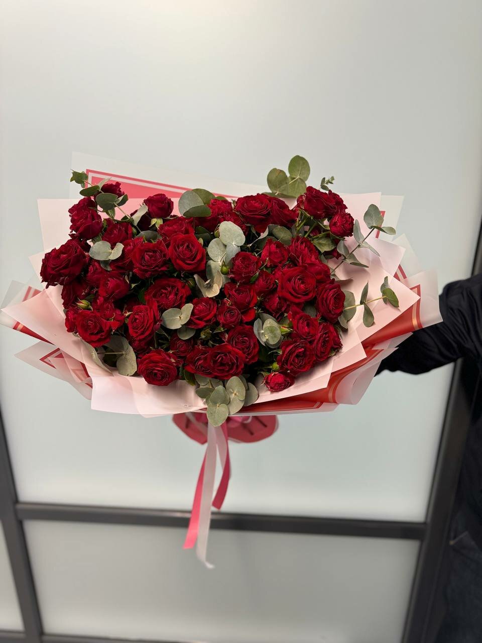 Букет wowflo, из кустовых роз, 7 цветов, высота 50 см, красный