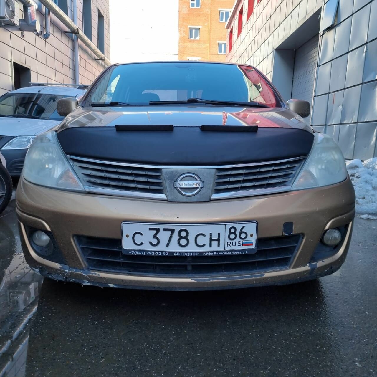 Дефлектор капота кожаный для Nissan Tiida 2004 -2012 I (Ниссан Тиида)