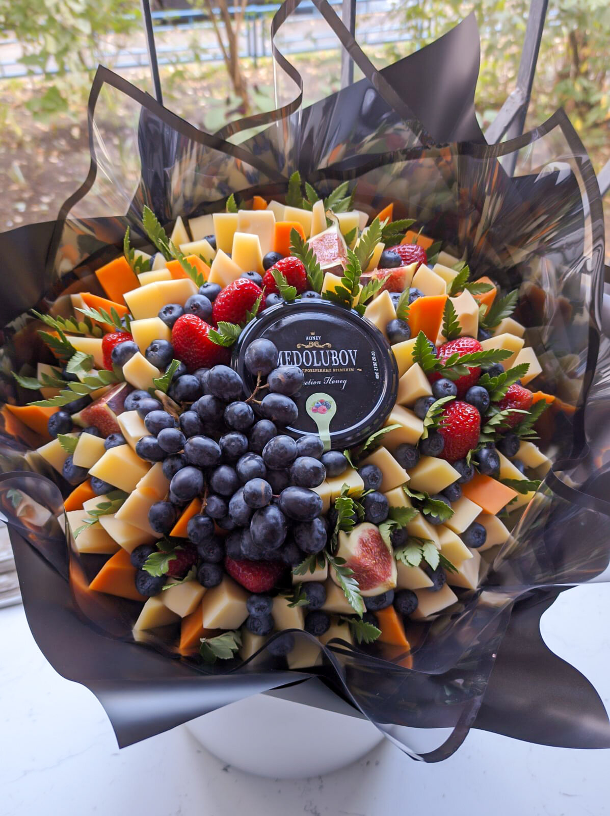 Букет Eat it Bouquet "Сырный Микс", из фруктов, сыров, крем-меда, диаметр 30см