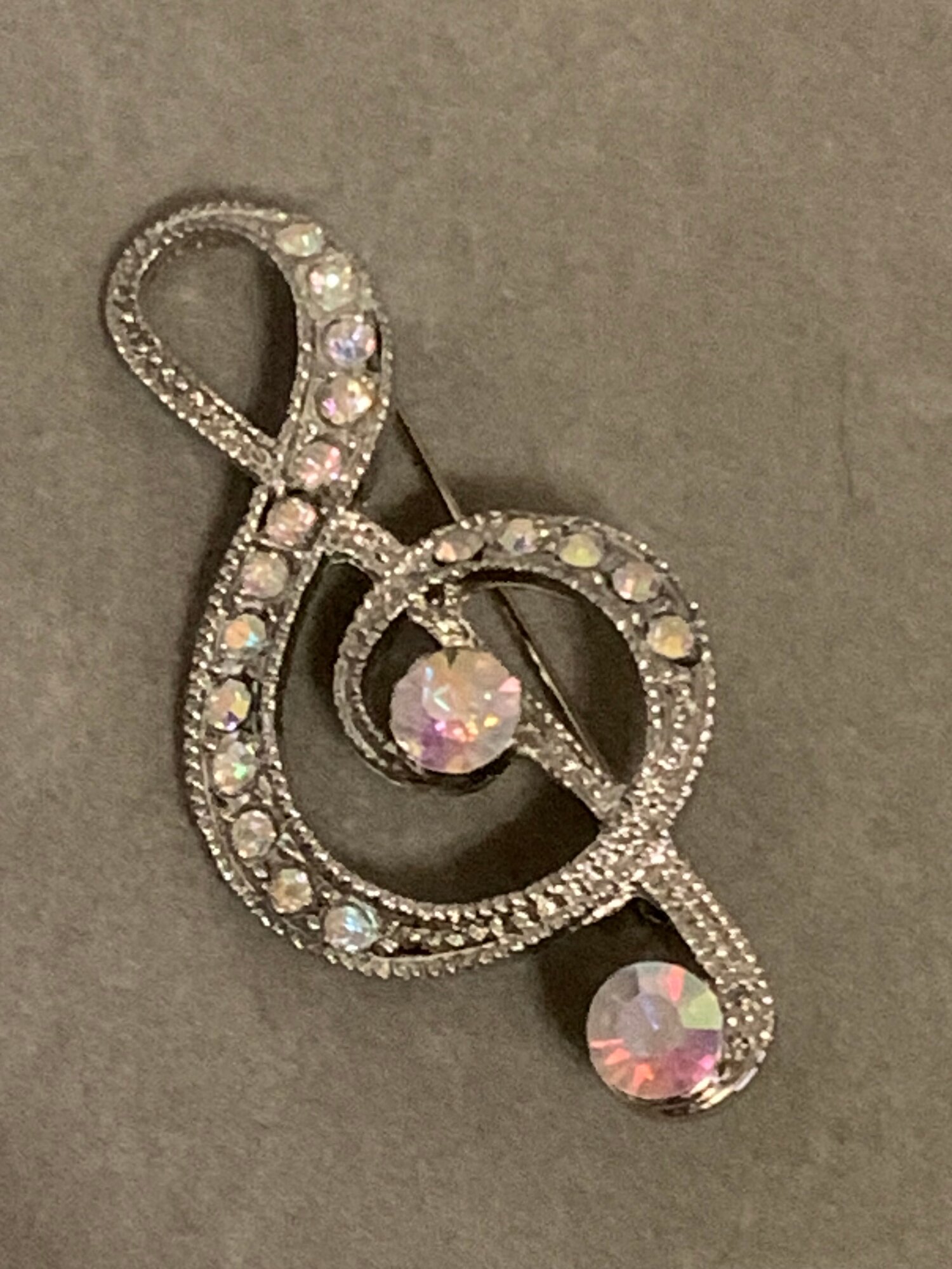 Брошь, стразы