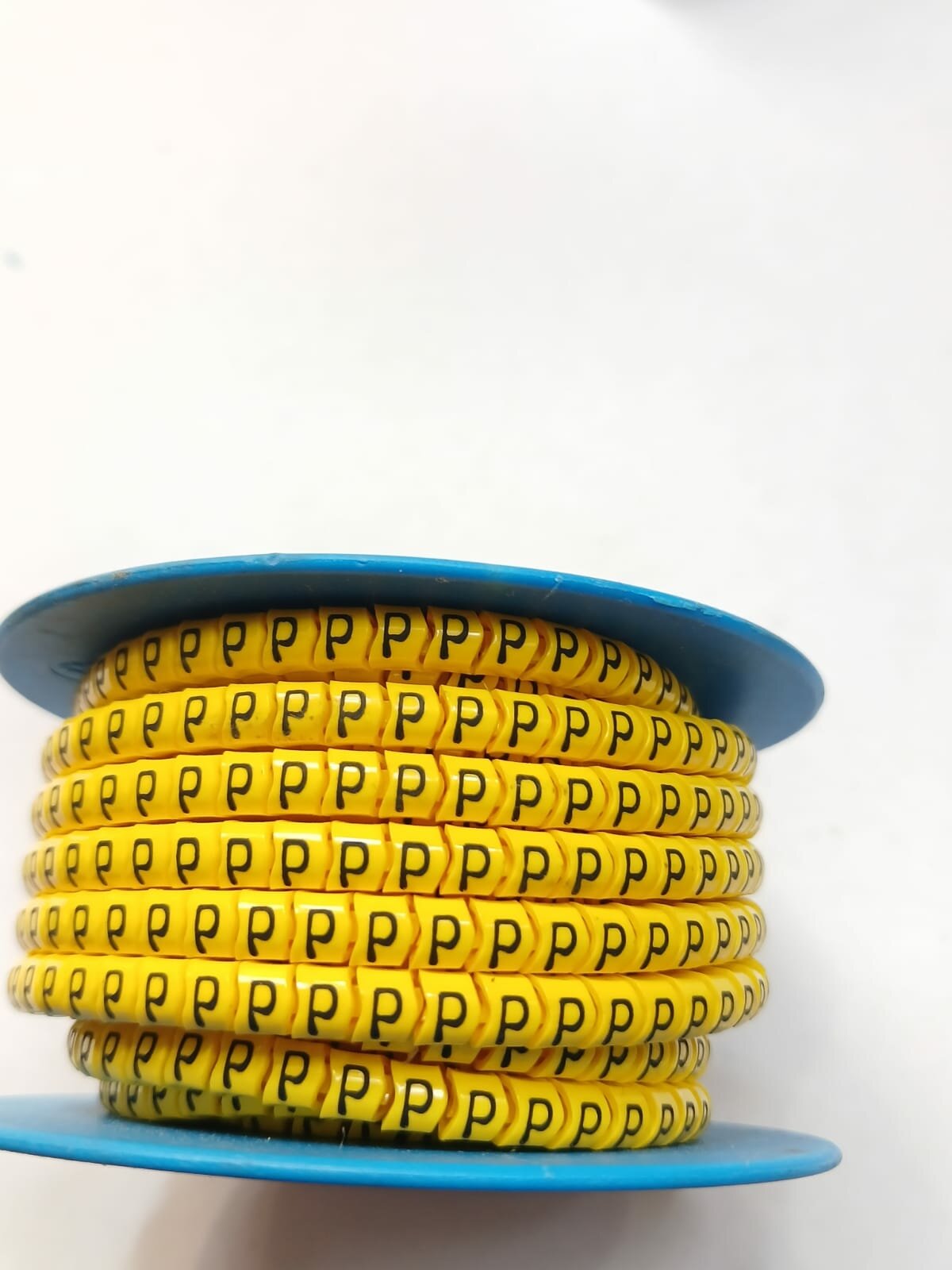 Колечко маркировочное P, 2.5-4 мм. черное на желтом (уп.1000шт) AZO3PPBY DKC