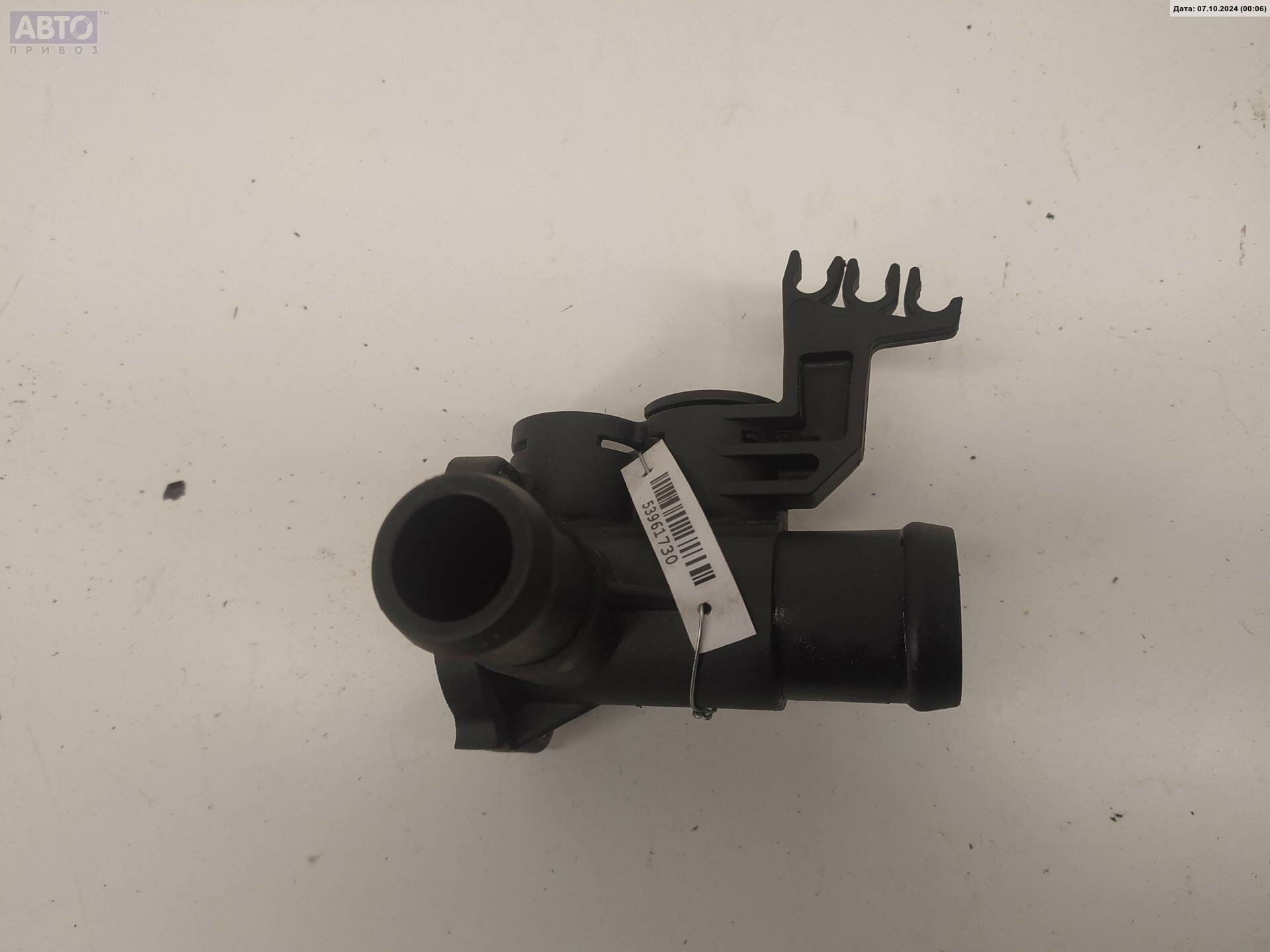 Фланец (тройник) системы охлаждения Volkswagen Passat B3