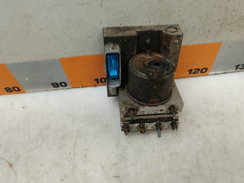 Б/У блок АБС, Мазда Фамилия 8 Блок ABS (насос) Mazda Familia 1998 BJ, BJ5P 303963 MAZDA арт. B25D437A0