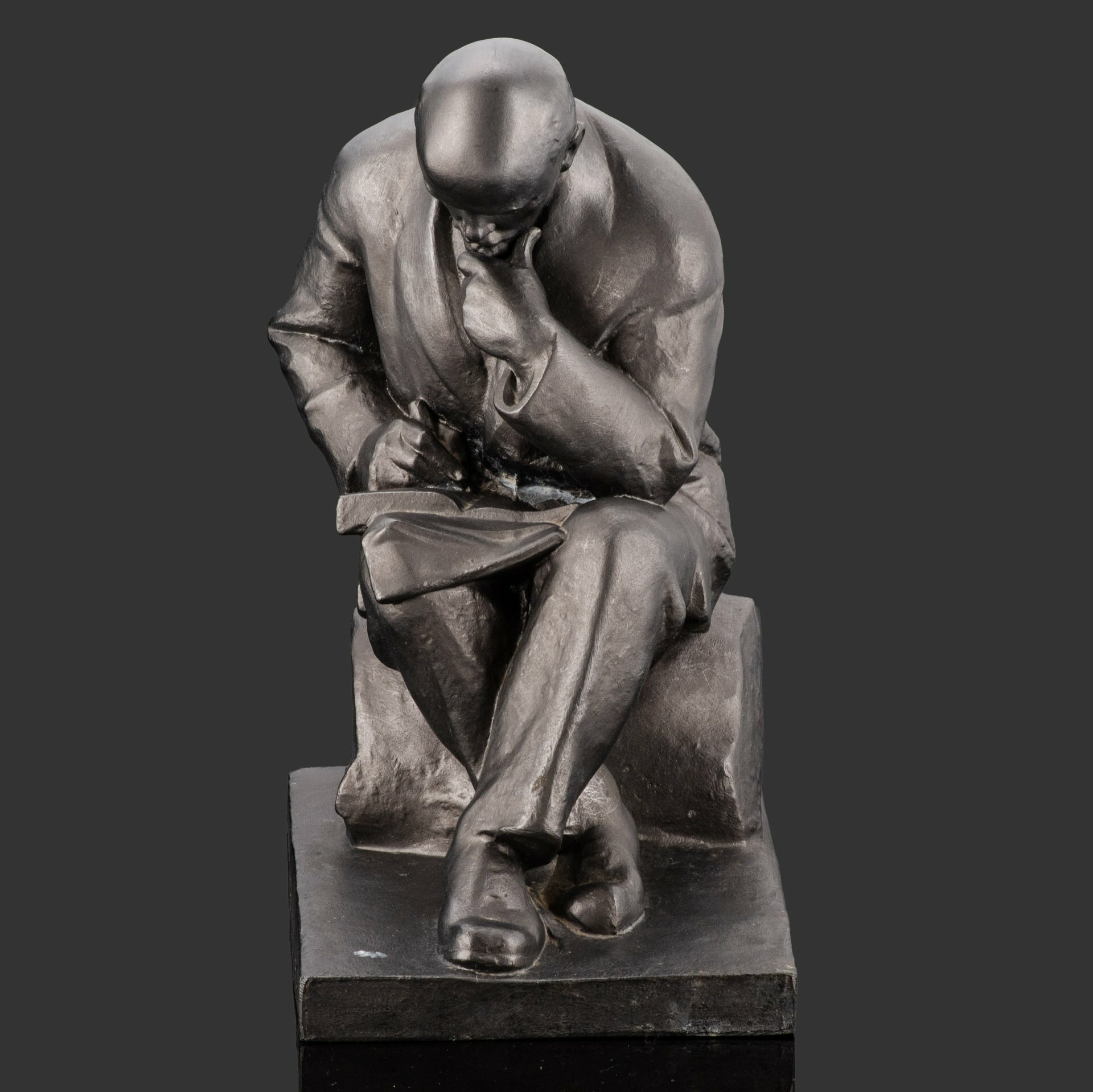 Скульптура "Ленин за работой в Разливе", скульптор А. П. Завалов, металл, Крашение