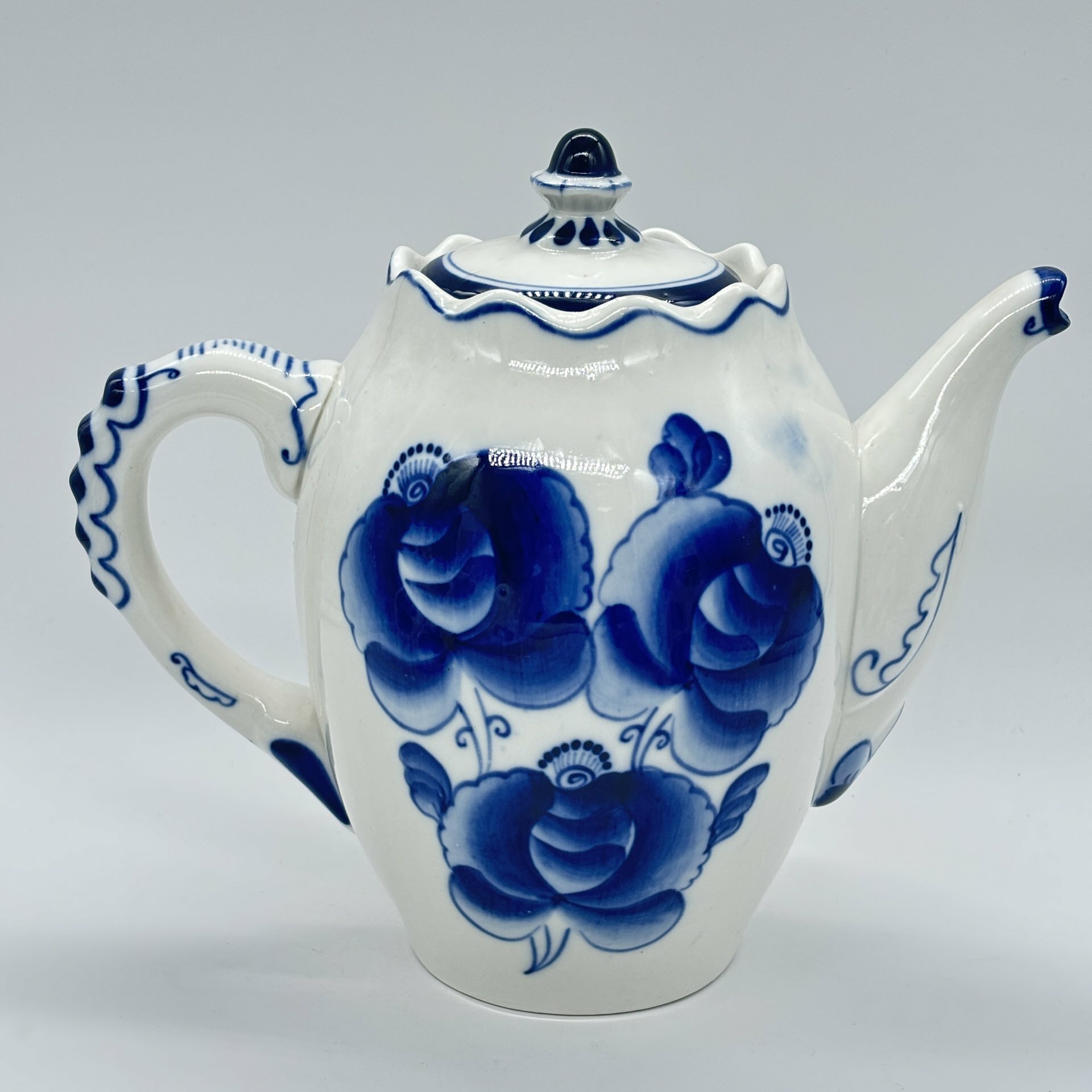 Чайник "Бутон", автор З. В. Окулова, фарфор, роспись, Объединение «Гжель», СССР