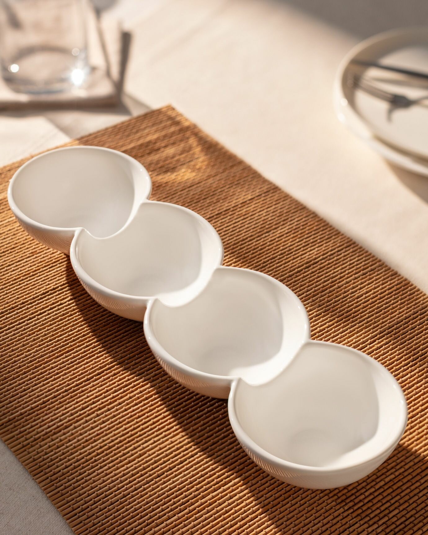 Менажница фарфоровая, тарелка сервировочная, для снеков, сыра, орехов. Состав:100%Костяной фарфор. Размер:30,5X10,2X5CM