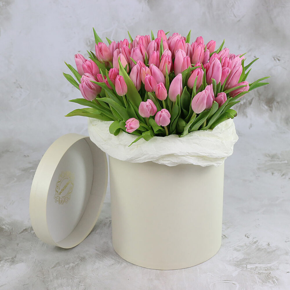 Монобукет "101 тюльпан в шляпной коробке", на стеблях, 101 цветок, 50 см