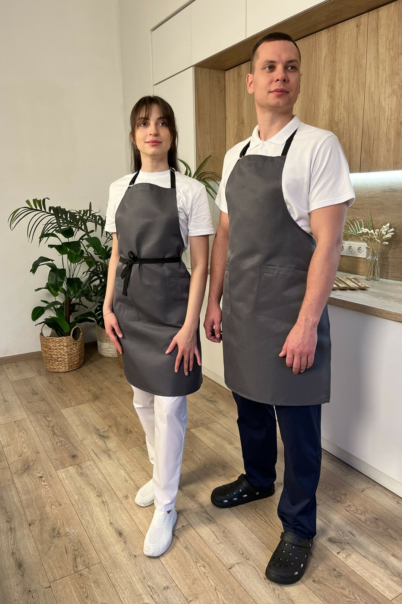 Фартук Юнга серый с черными бретелями, универсальный, для дома, кухни, ресторана, подарок