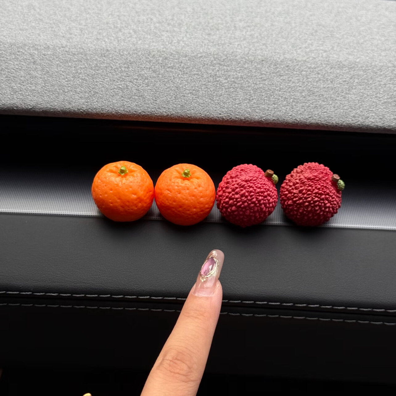 Декоративный элемент в виде хурмы для украшения салона автомобиля, креативный и забавный декоративный элемент для приборной панели автомобиля, терапевтический декор.