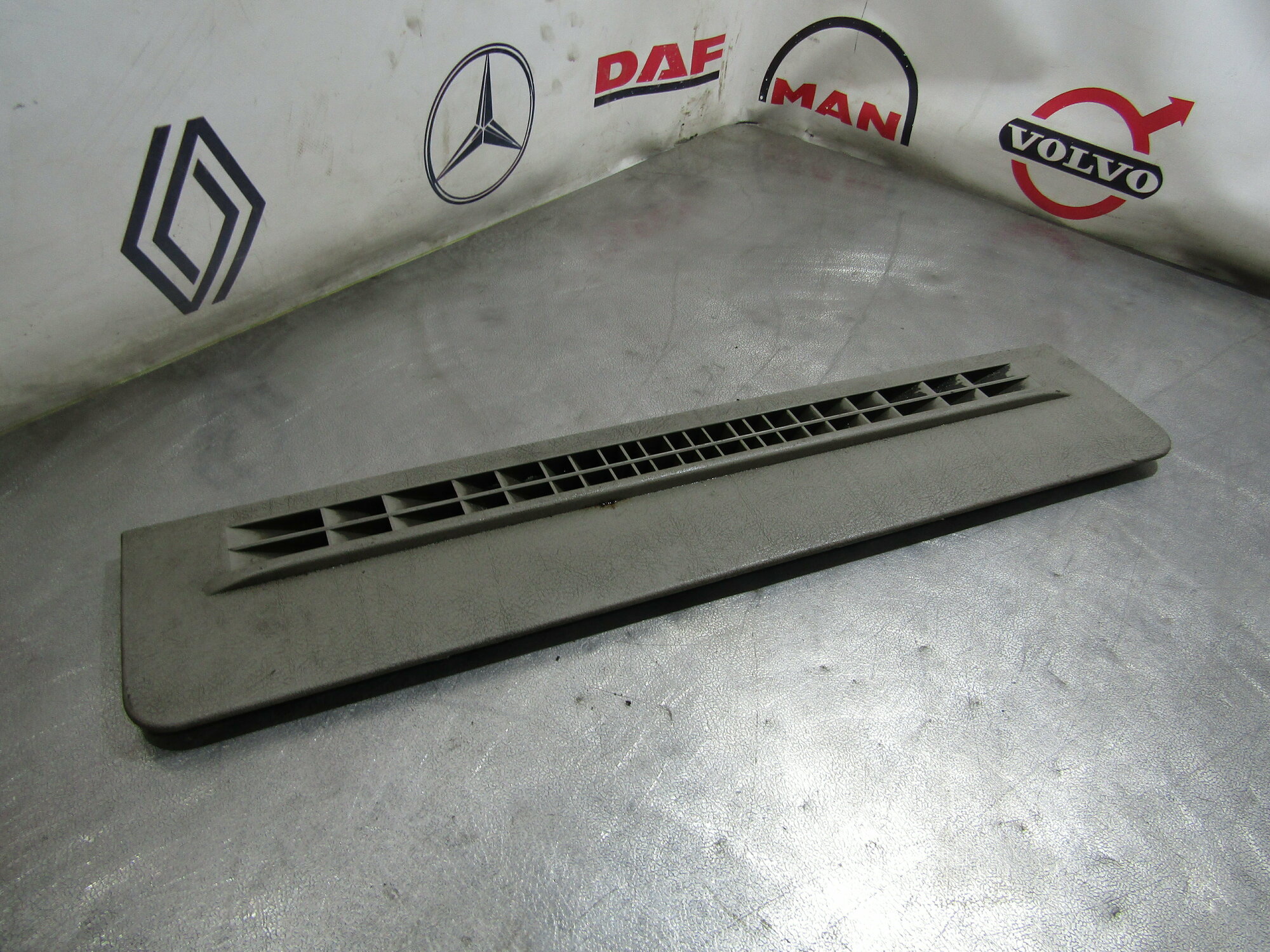 Дефлектор обдува лобового стекла Renault Premium