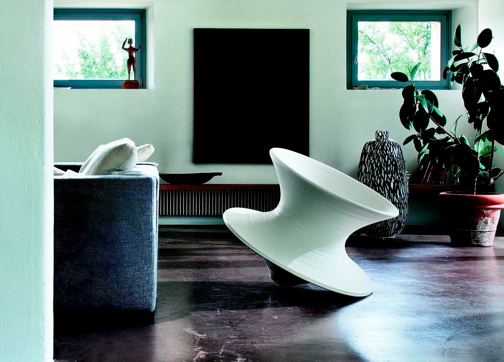 Итальянское вращающееся кресло "Spun White" от "Magis Spa"