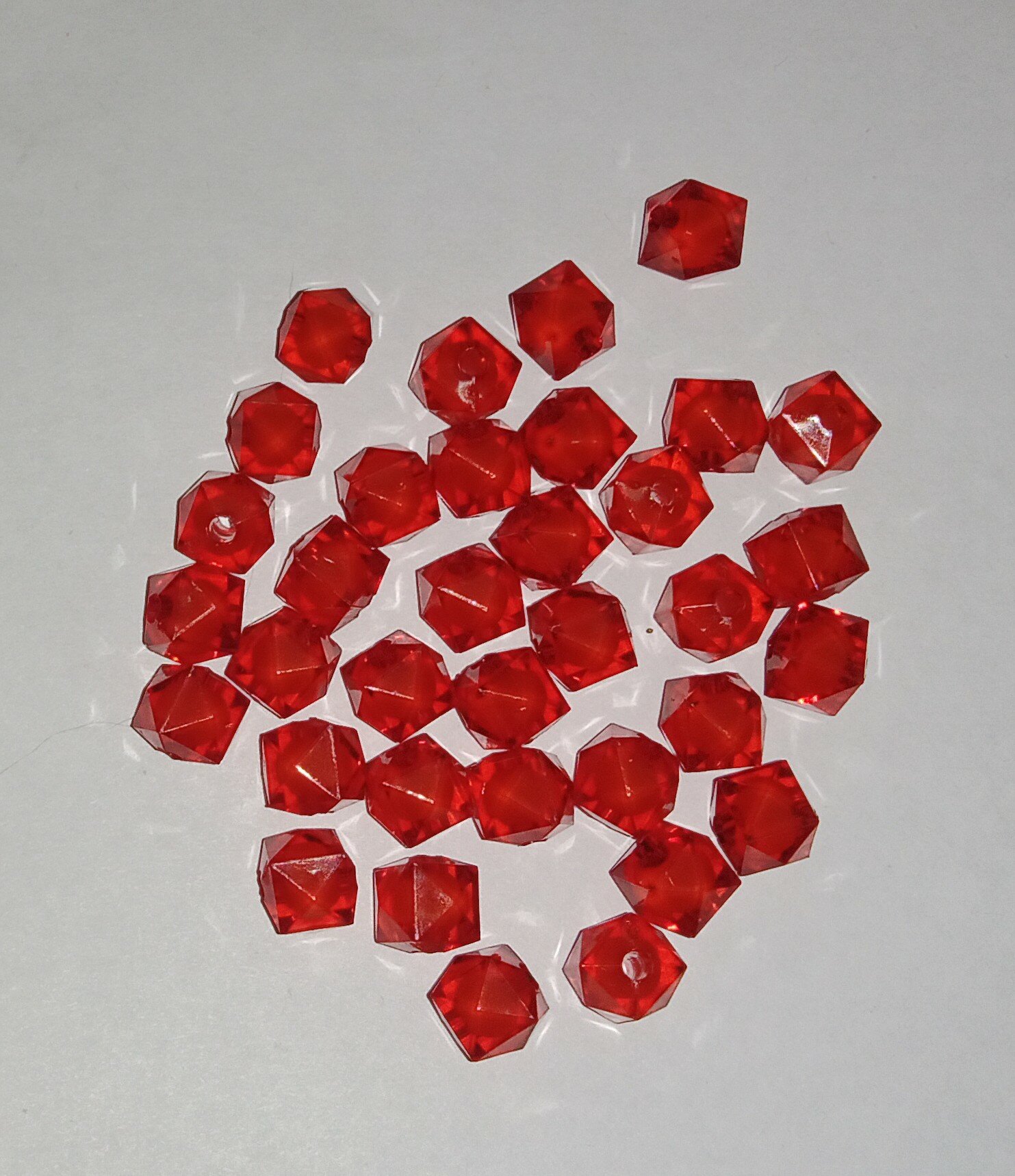 Бусины красные многогранные 10мм