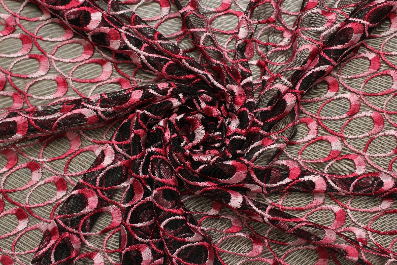 Ткань Вышивка чёрной на сетке розовым, ш135см, 0,5 м