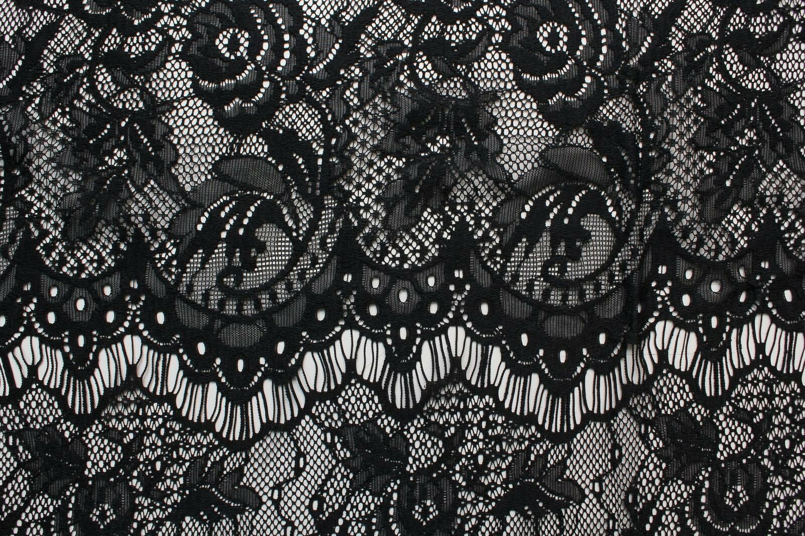 Ткань Чёрное ажурное кружево с поперечным узором и рапортом, 190 г/пм, ш134см, 0,5 м