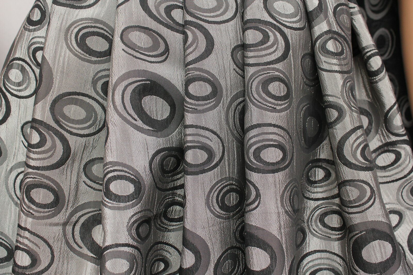 Ткань Жаккард на органзе, серые круги на чёрном, ш142см, 0,5 м