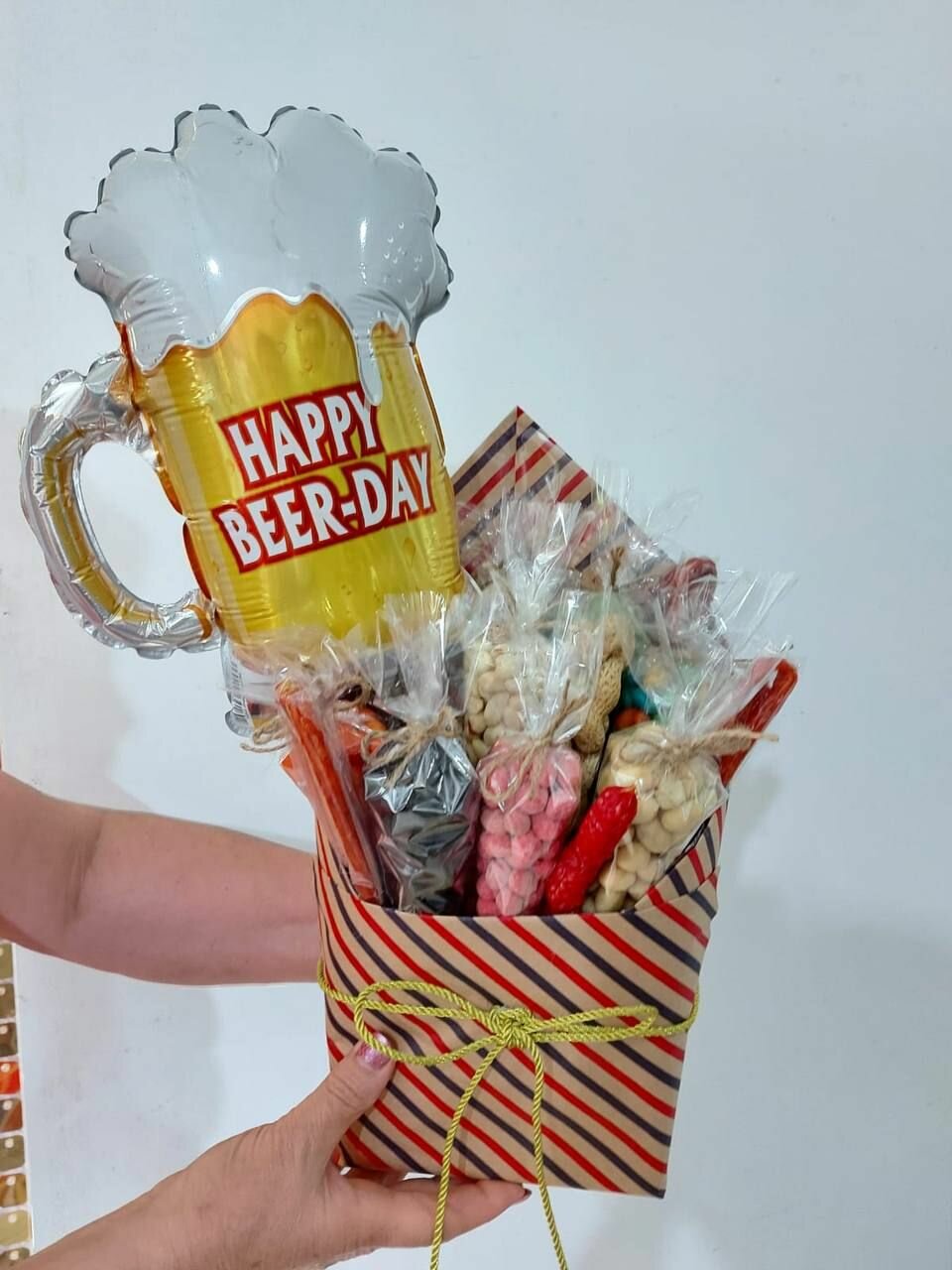Мужской букет из снеков, орехов с колбасками с шаром пивная кружка