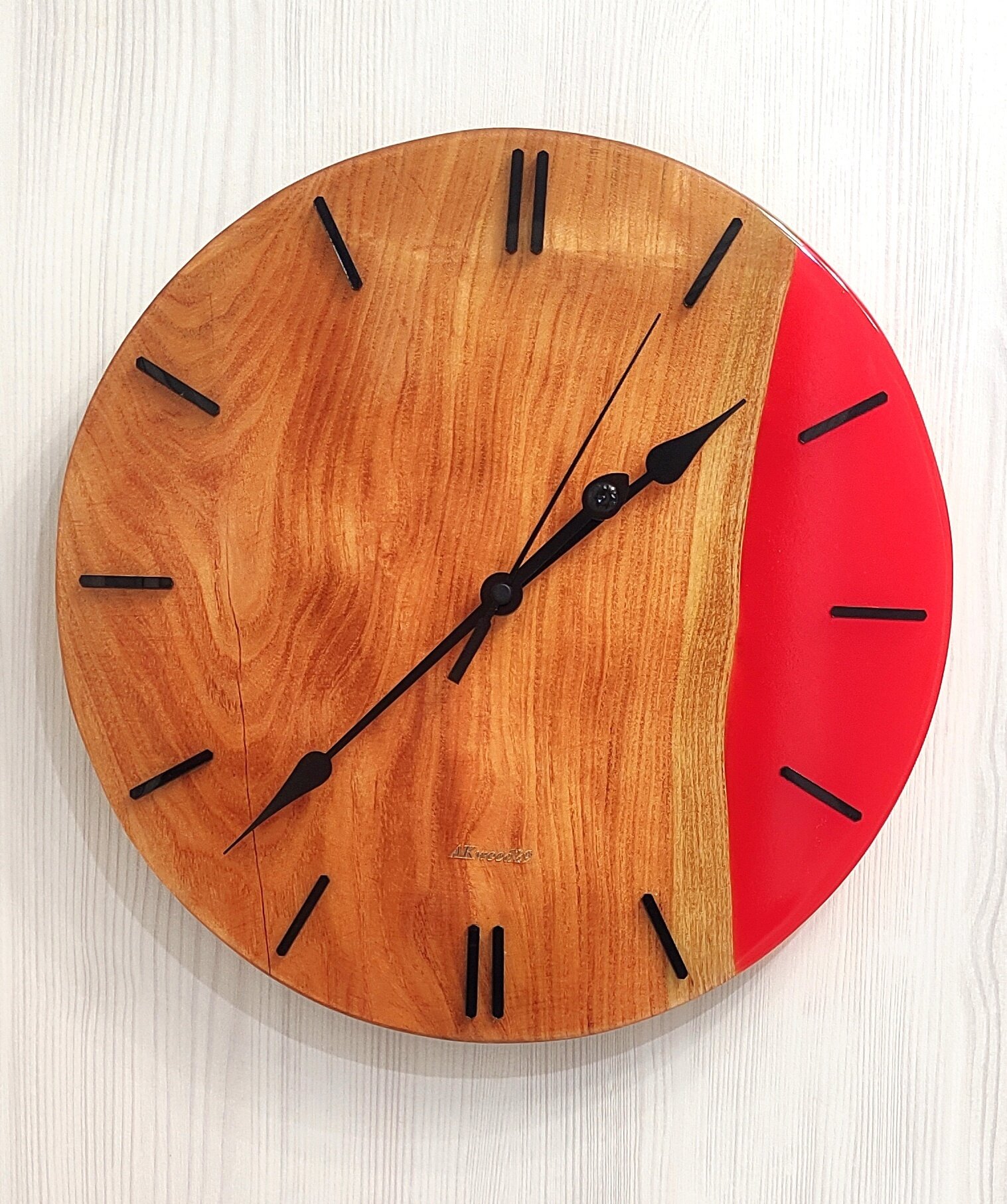 Часы настенные ручной работы из дерева и эпоксидной смолы "Красная акация"