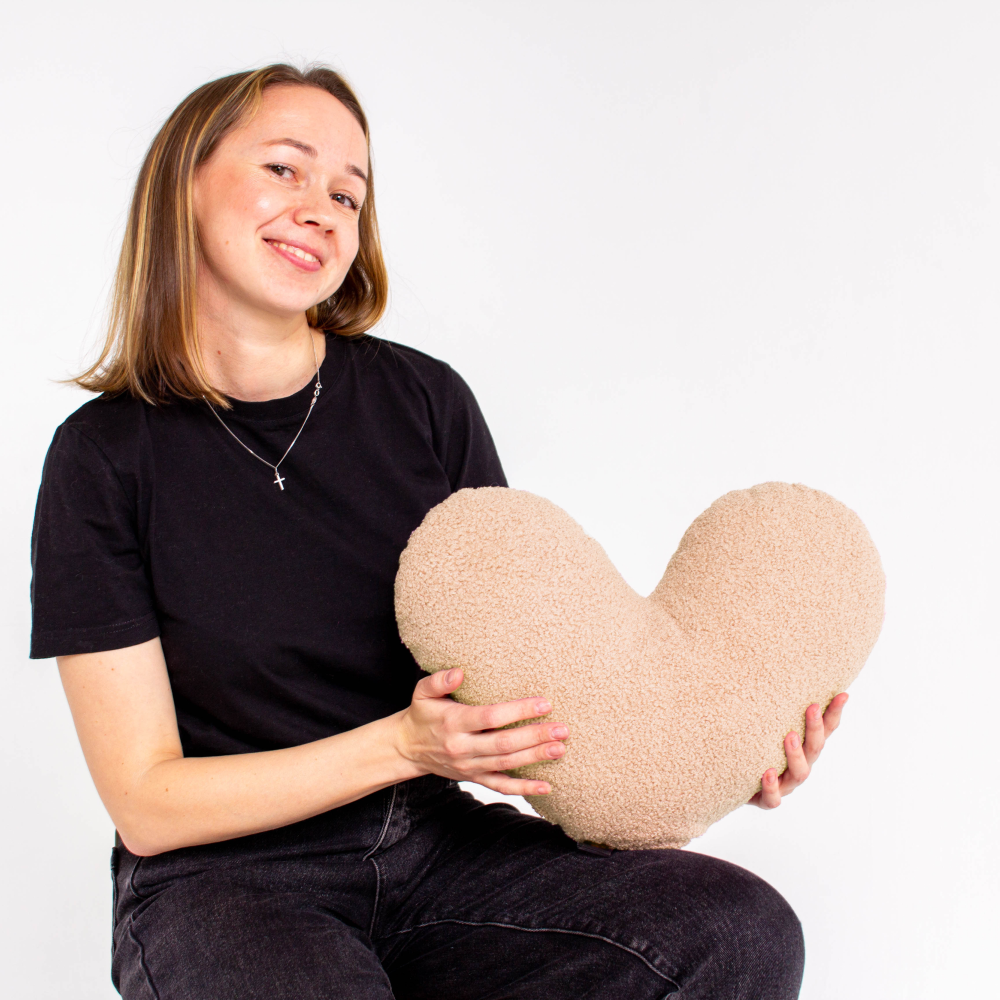 Подушка декоративная из меха букле Сердце, цвет бежевый