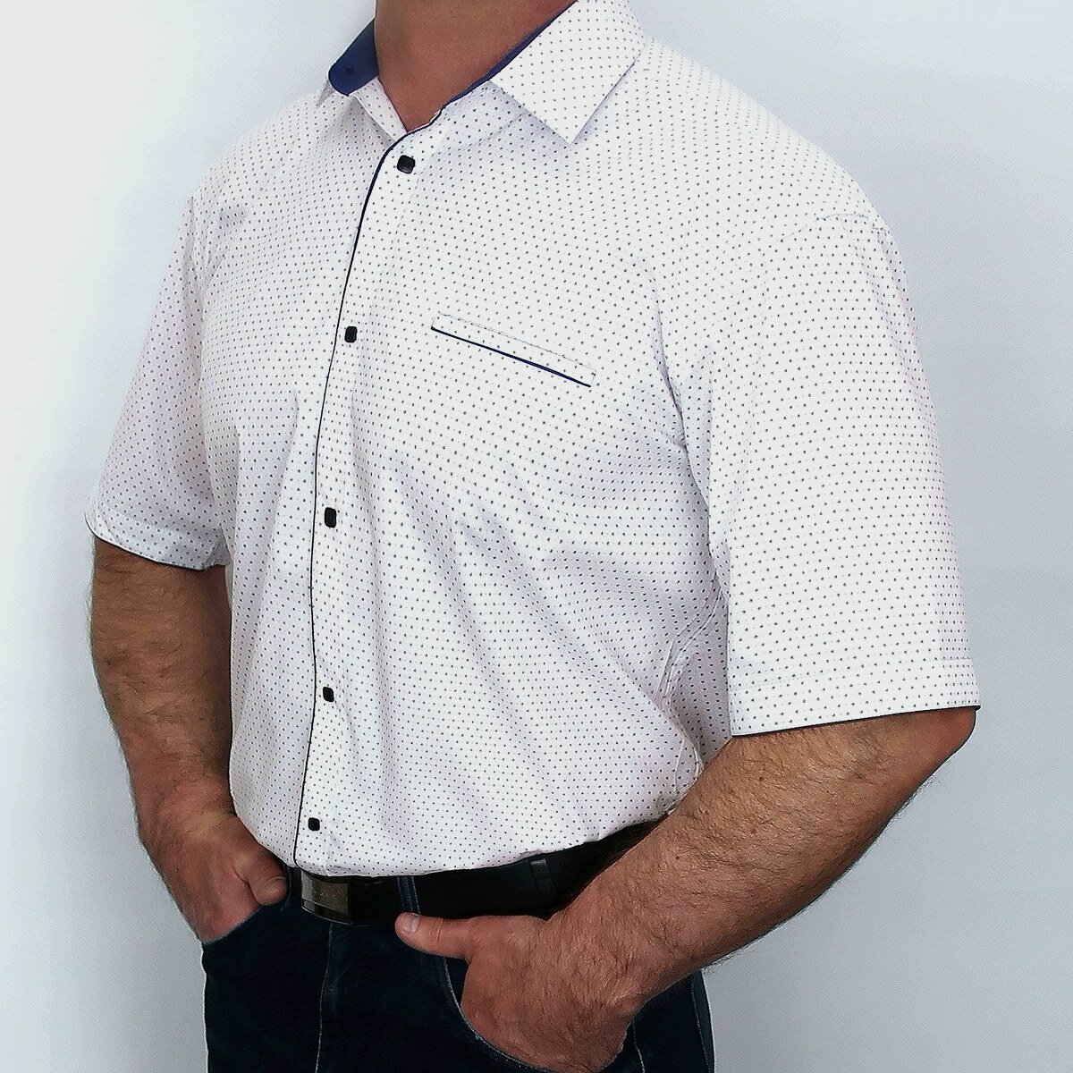Рубашка прямая классическая с коротким рукавом мужская рубашка, светлая сорочка, на кнопках, рубаха на любой сезон, белая в мелкий рисунок, без карманов, с отделкой рубашка