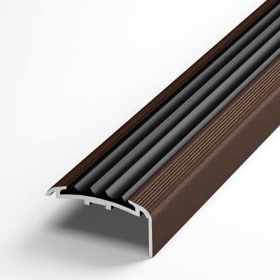 Угловая противоскользящая накладка на ступени Лука ПУ 71, 40х20 мм, длина 2,7 м, алюминиевая окрас шоколад 03, вставка из ПВХ черная 470