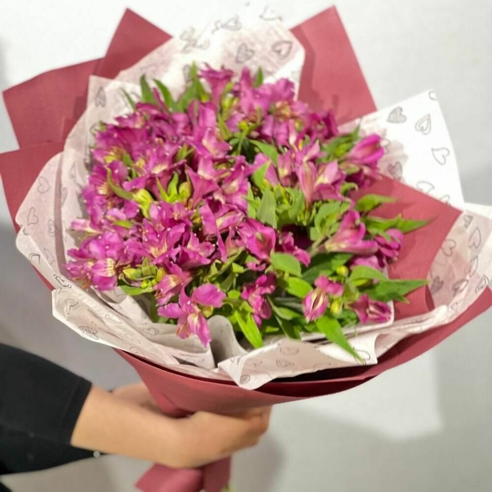 Розовая альстромерия в букете, 11 шт.