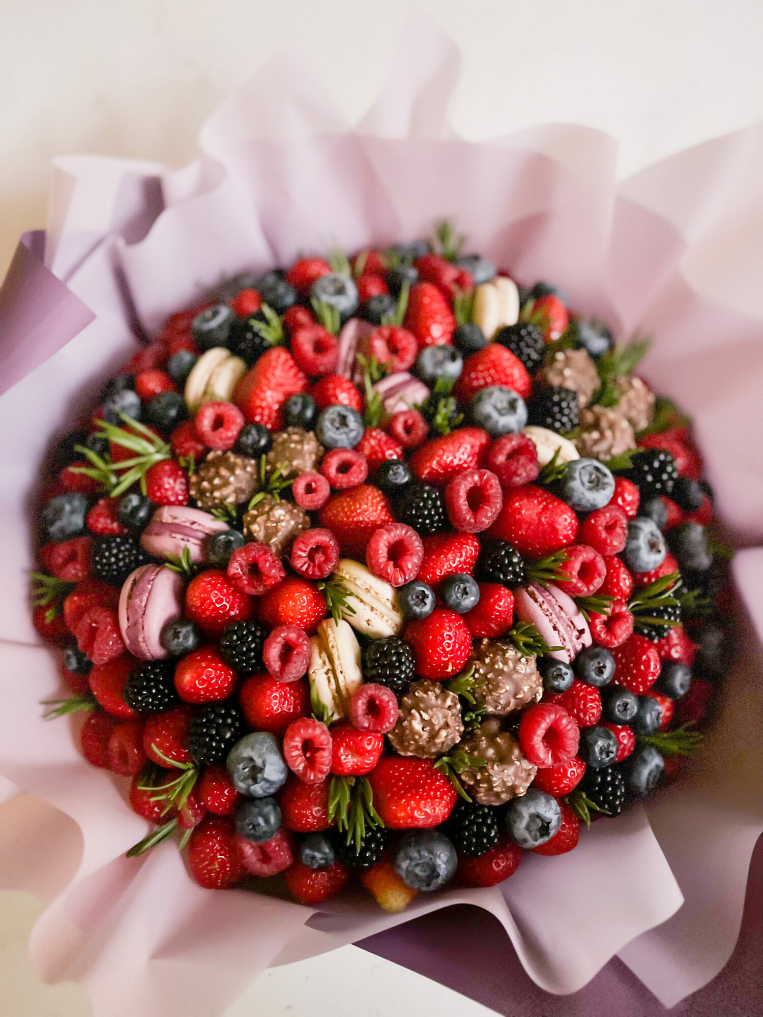 Букет Eat it bouquet, из клубники, малины, голубики и ежевики, со сладостями, 30 см