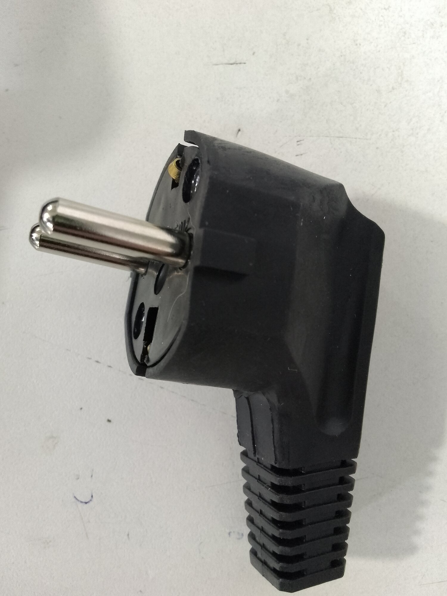 Вилка штепсельная , резиновая, угловая с заземлением черная 16А 250В