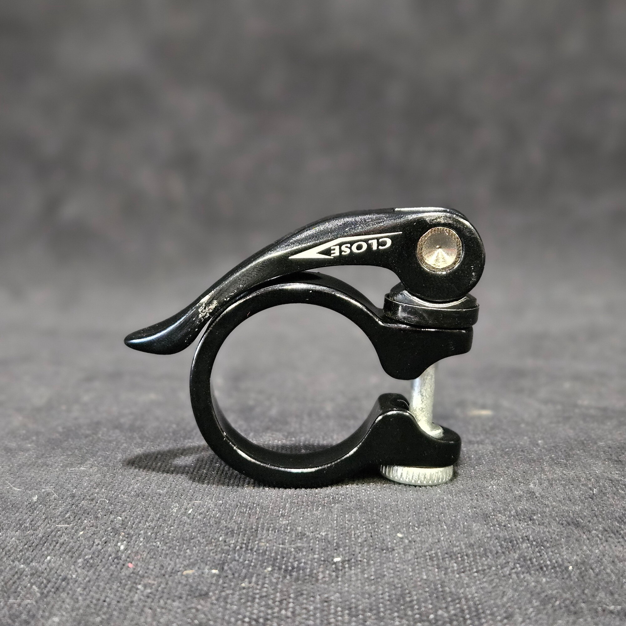 Хомут для подседельного штыря ZOOM AT-101N, черный (золотое лого), 31.8 мм, QR