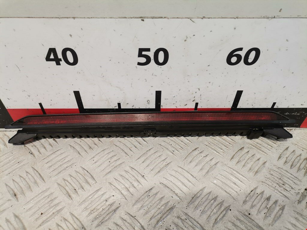 Фонарь дополнительный тормозной (стоп-сигнал) Volkswagen Golf 4 1J6945131C арт. 1531163