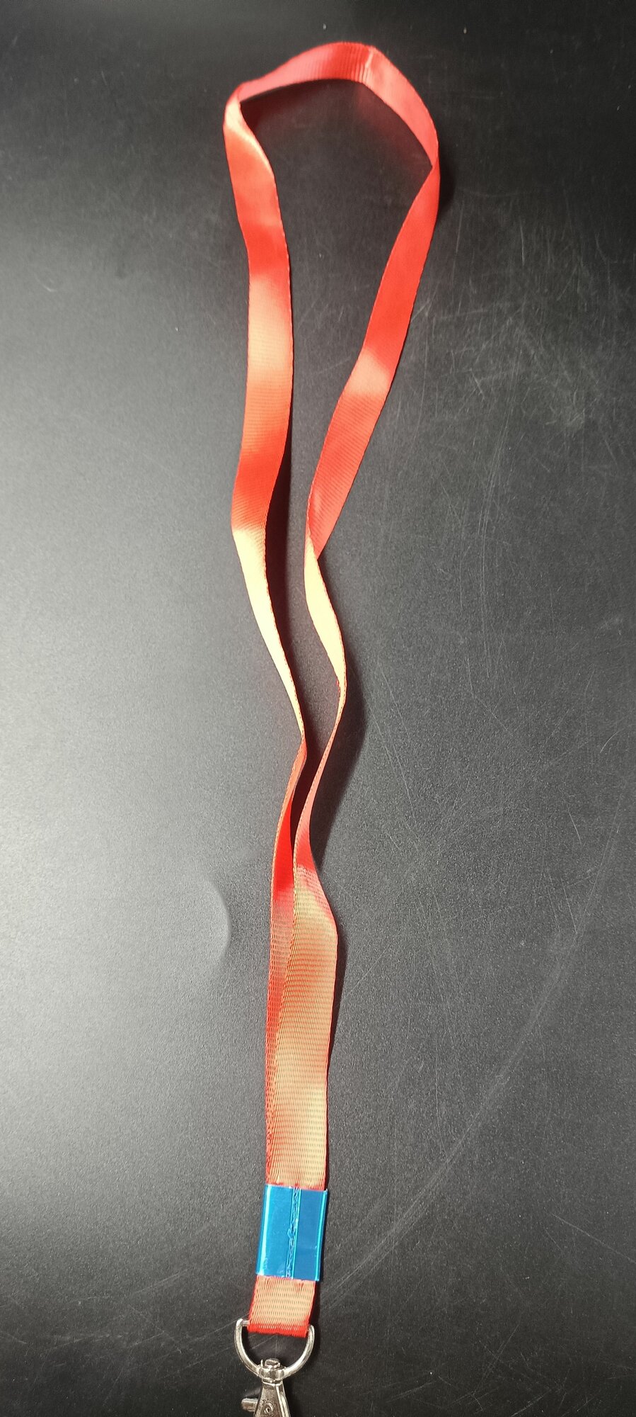 100 шт. Лента для бейджей 15 мм, красная, металлический карабин, длина 80 см, арт. 593869