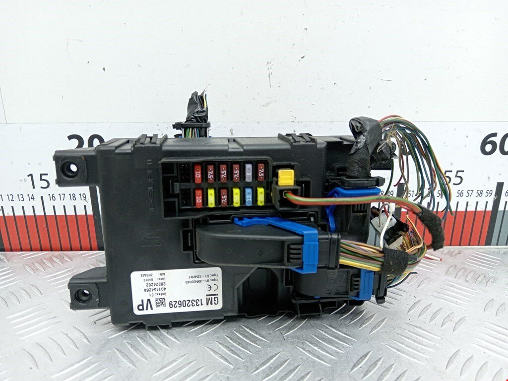 Блок предохранителей Opel Corsa D 13320629 арт. 1844636