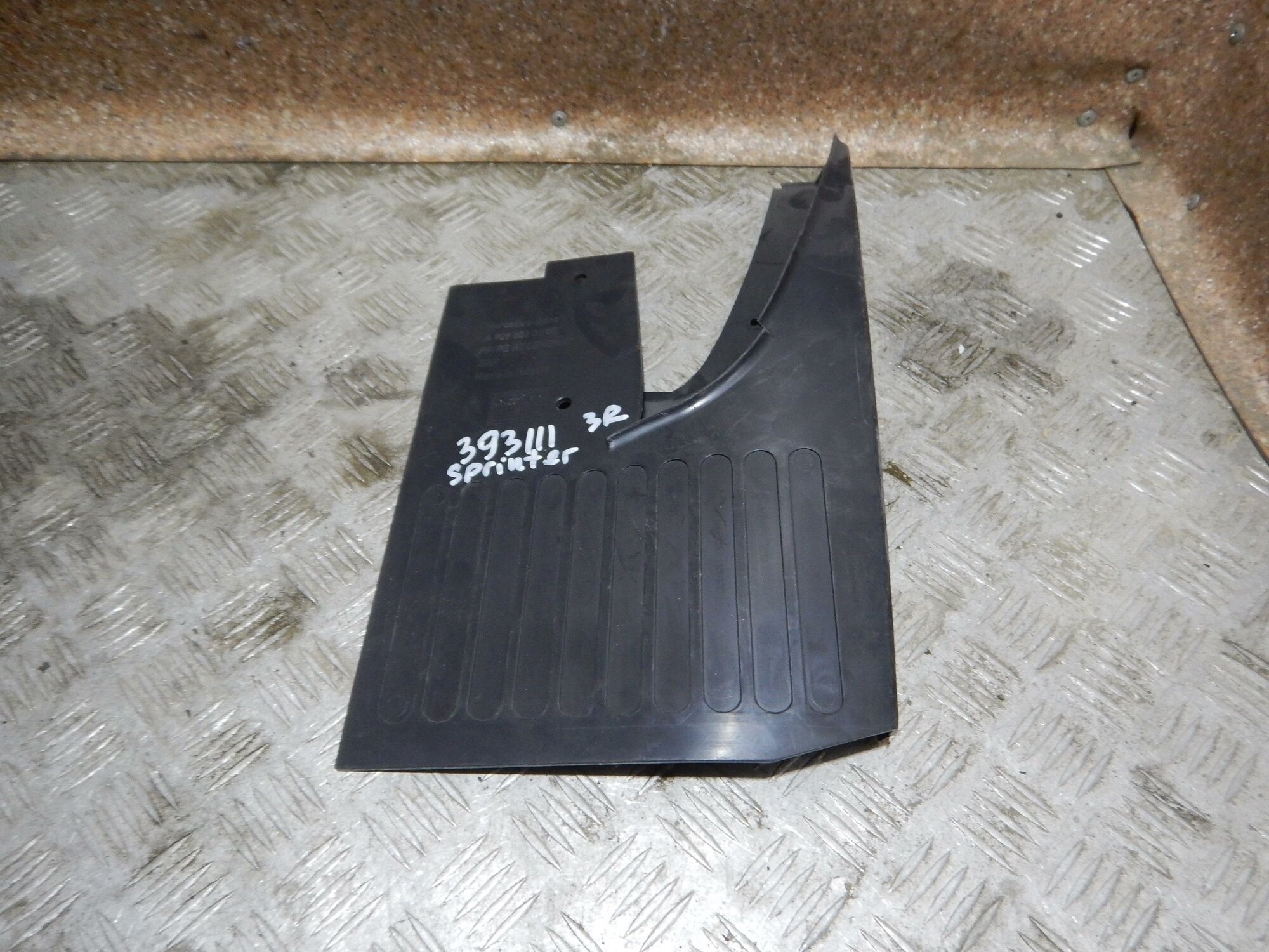 Б/У Брызговик задний правый, Merсedes-Benz (Мерседес)-MERCEDES SPRINTER (95-06) MERCEDES SPRINTER (95-06) Новый. 393111 ...