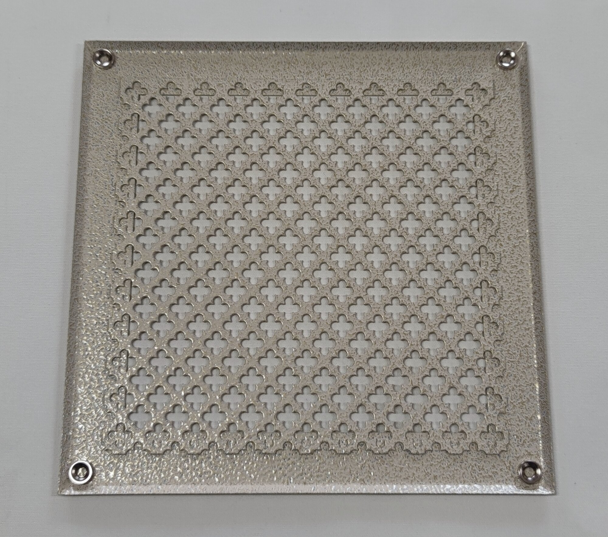 Решетка Плоская с подгибом Штамп 210х210мм, на магнитах, перфорация Цветок 10мм, Белый Антик.