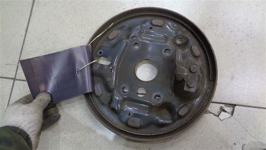 Щит опорный задний правый от Mazda MPV LW 1999-2006