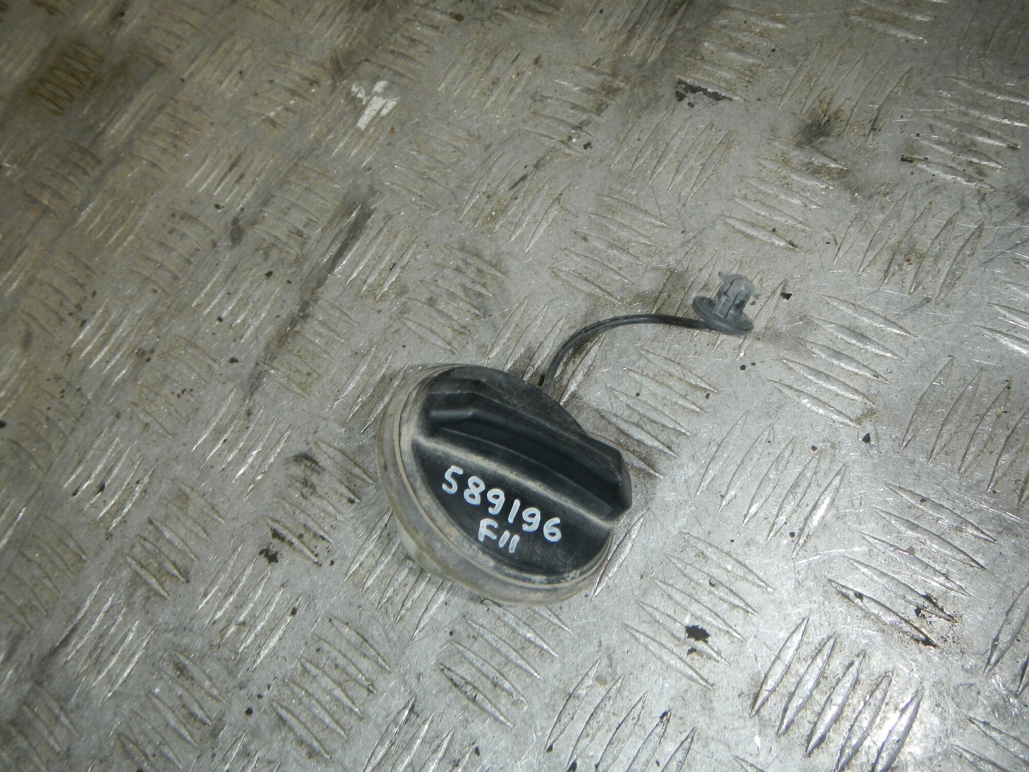 Б/У Крышка топливного бака, Ford (Форд)-FOCUS 2 (05-08) FORD FOCUS 2 (05-08) Потертости. 589196 FORD арт. 1589085