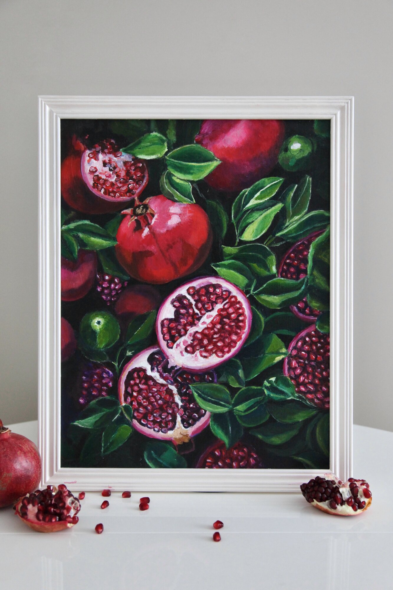 Яркая, интерьерная картина акрилом «Гранаты», оформлена в белую деревянную рамку