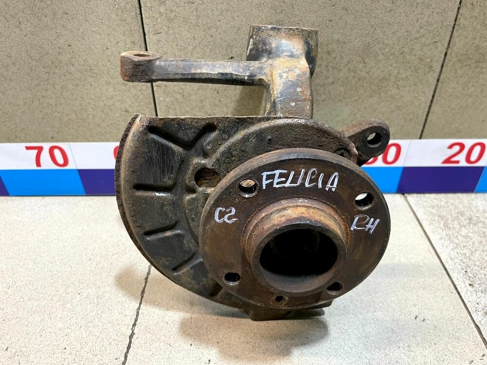 Кулак передний правый Skoda Felicia