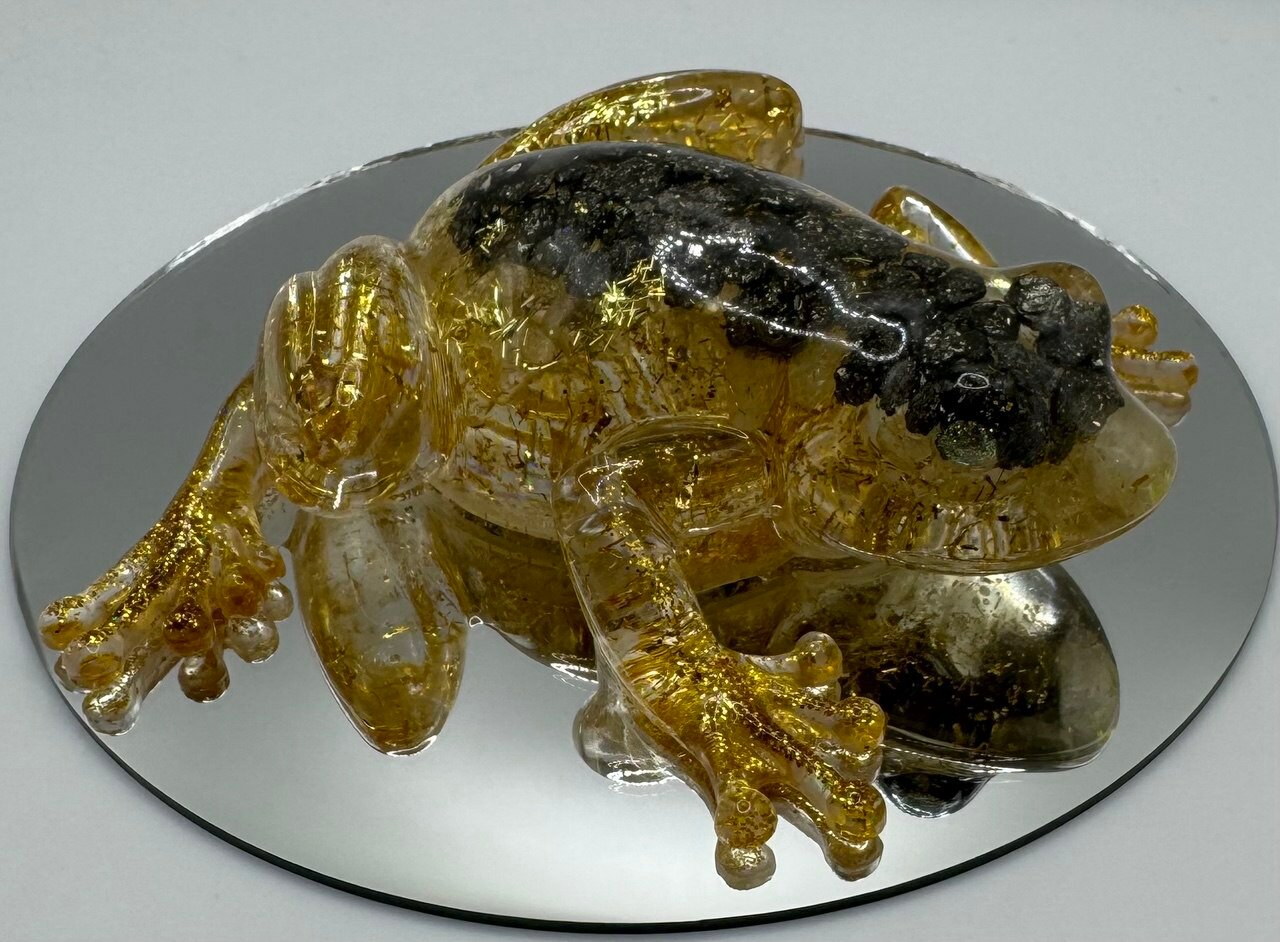 Статуэтка лягушки из эпоксидной смолы. Ручная работа