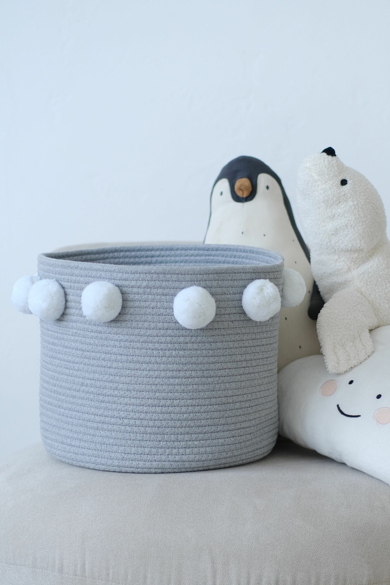 Корзинка с помпонами для хранения игрушек, вещей плетеная хлопковая