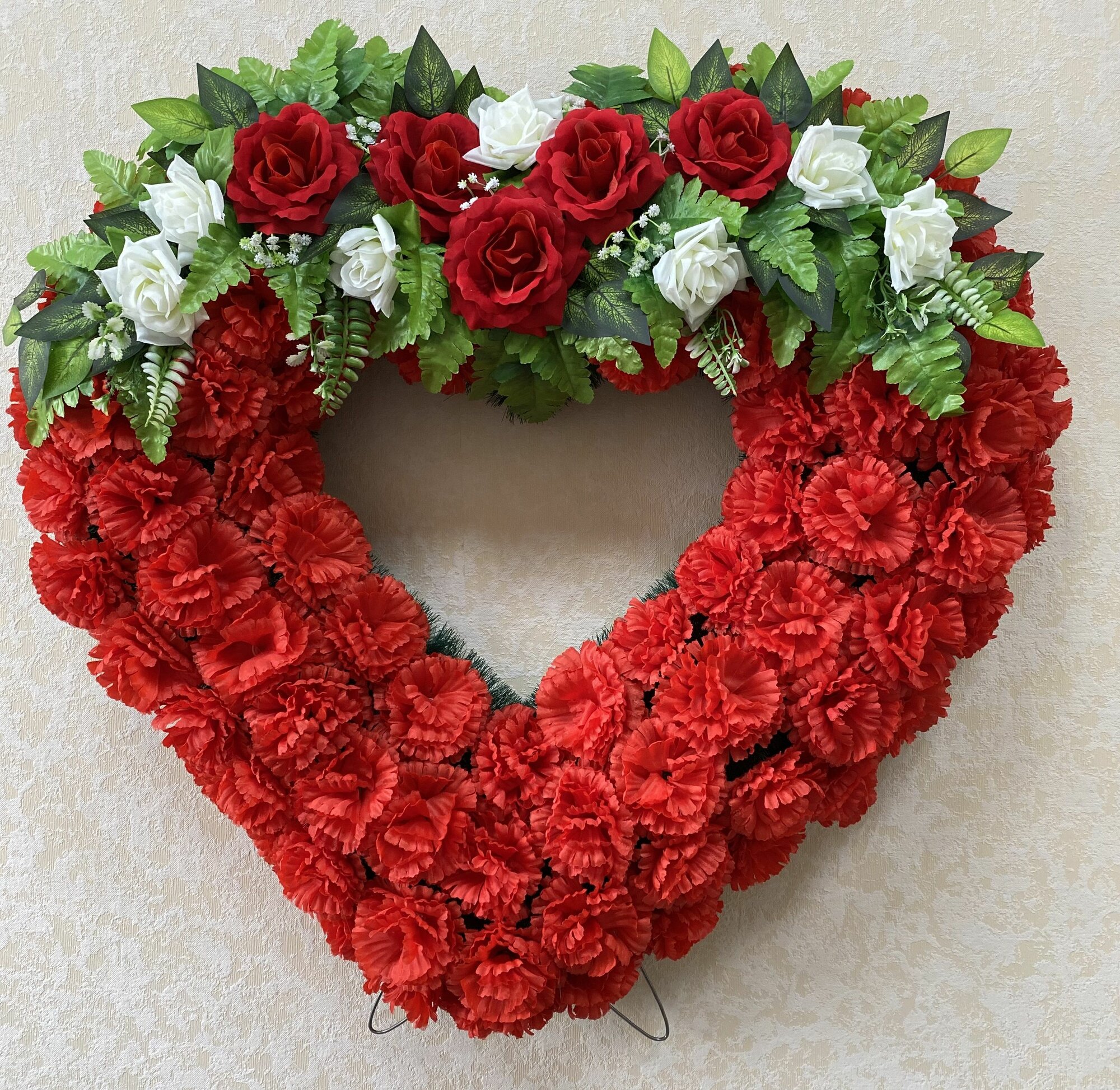 Венок из искусственных цветов сердце красное с розами