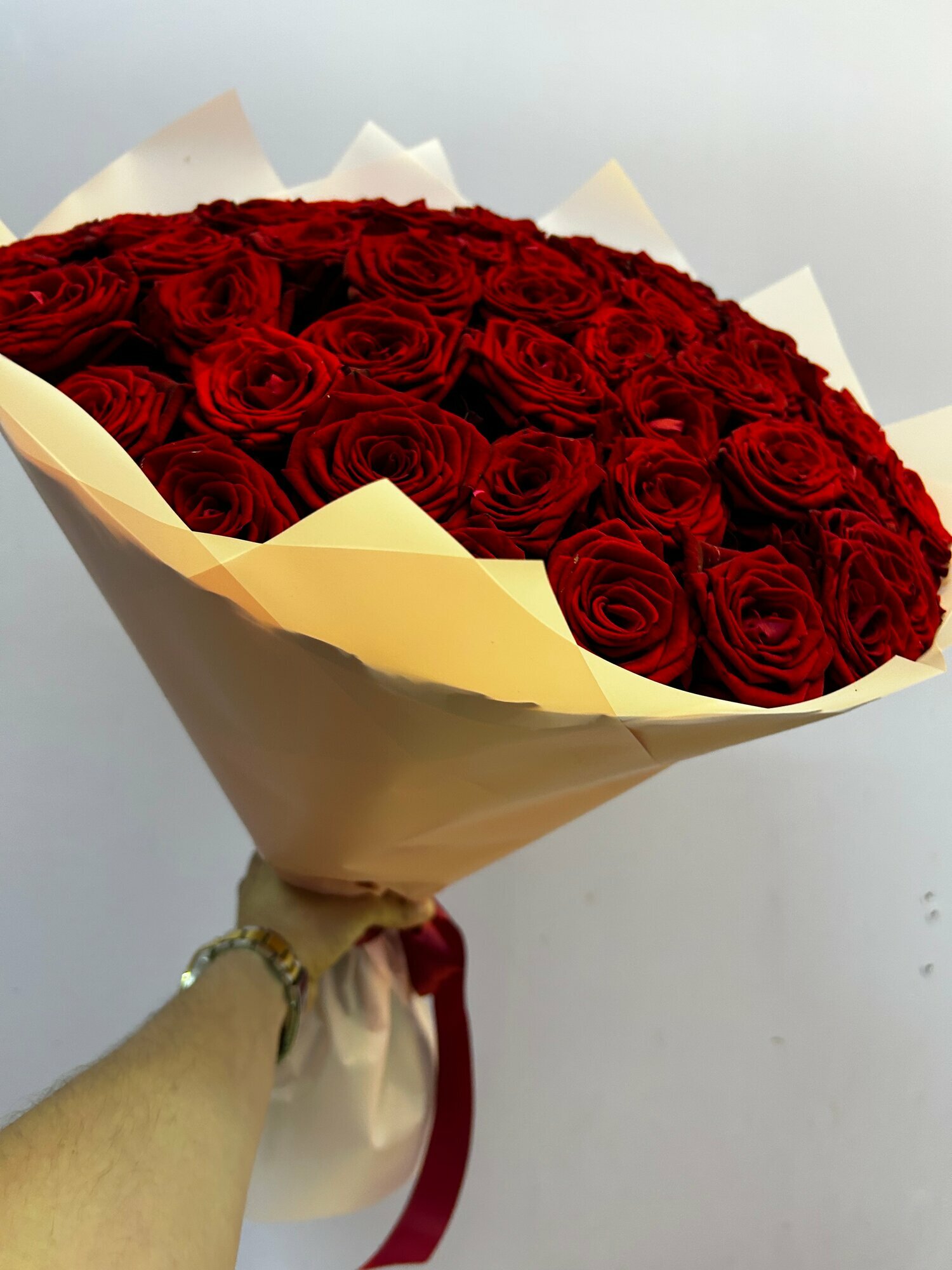 Букет свежих роз LuxFlowers, 51 роза, свежий, L-размер, высота 50см, круглый, красный