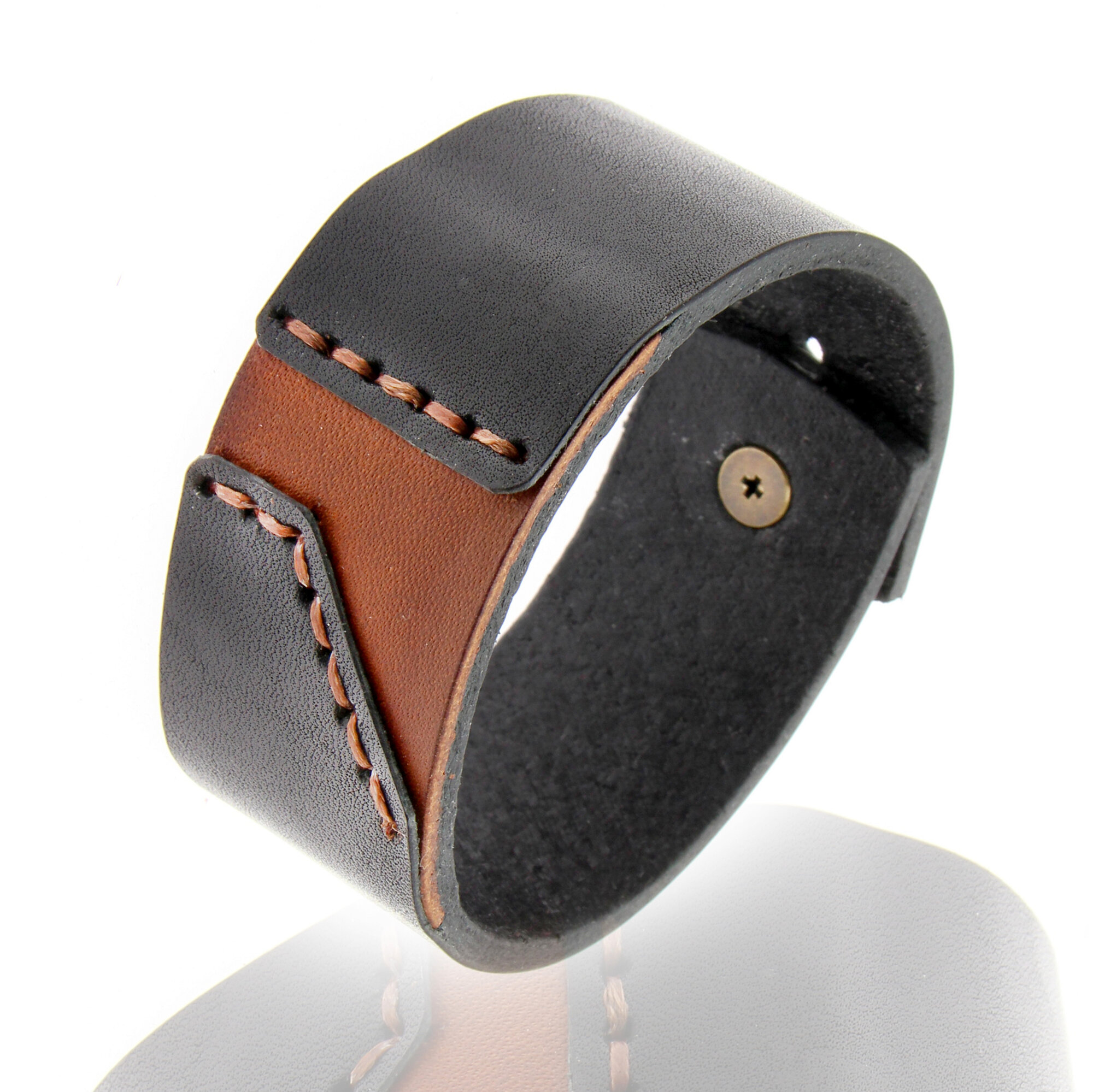 Жесткий браслет, кожа
