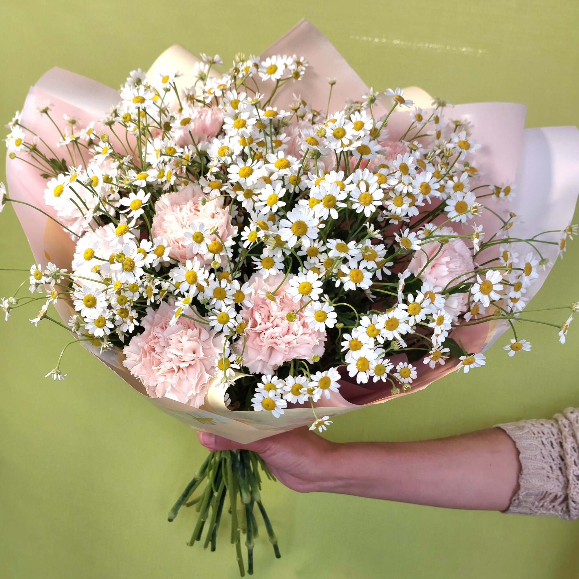Букет с ромашками и гвоздикой