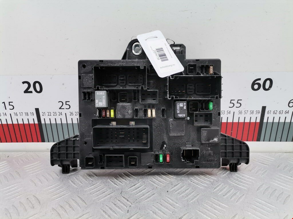 Блок предохранителей Opel Astra J 13302300 арт. 2004738