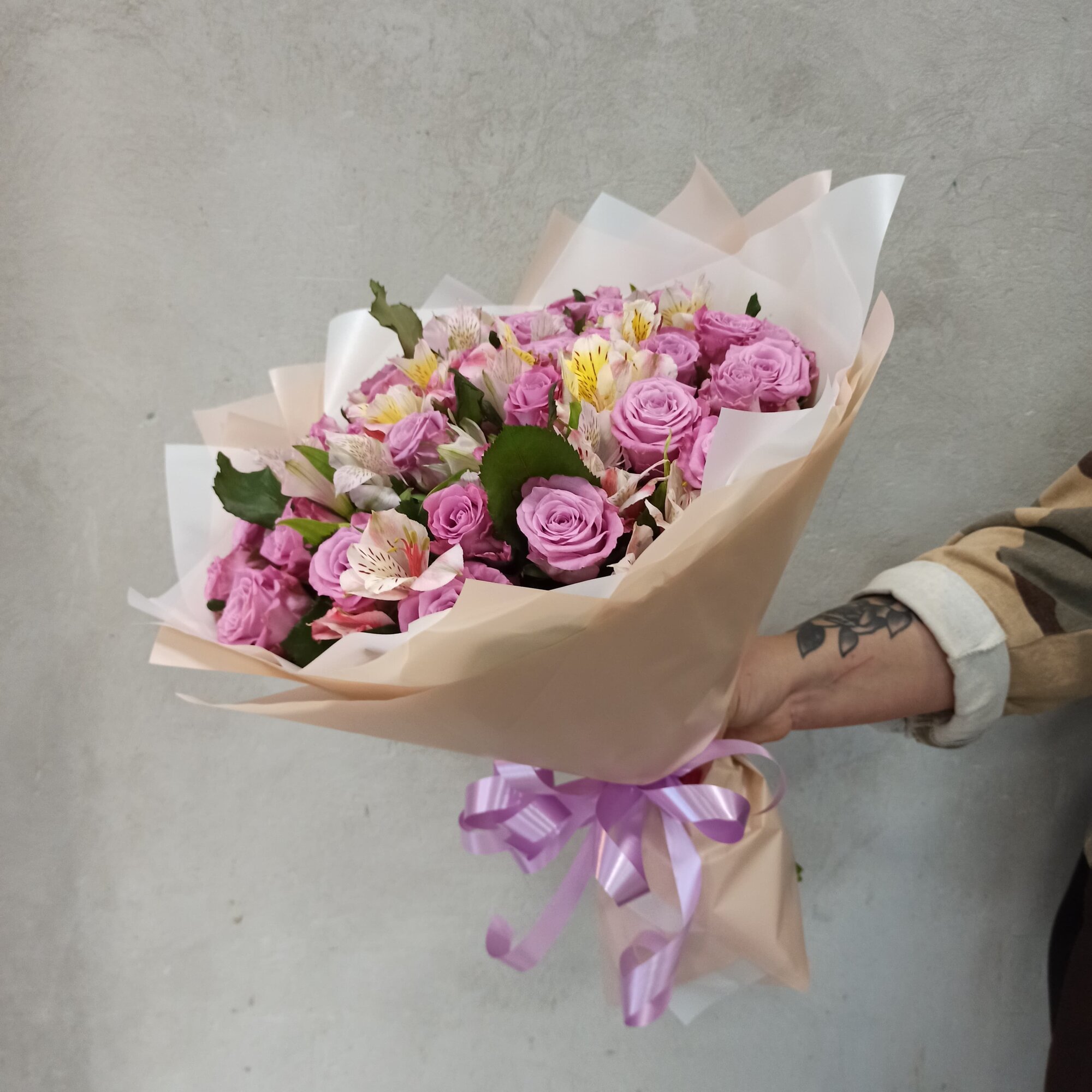 Живые цветы букет сиреневых роз с альстромерией "Фиолетовое небо"