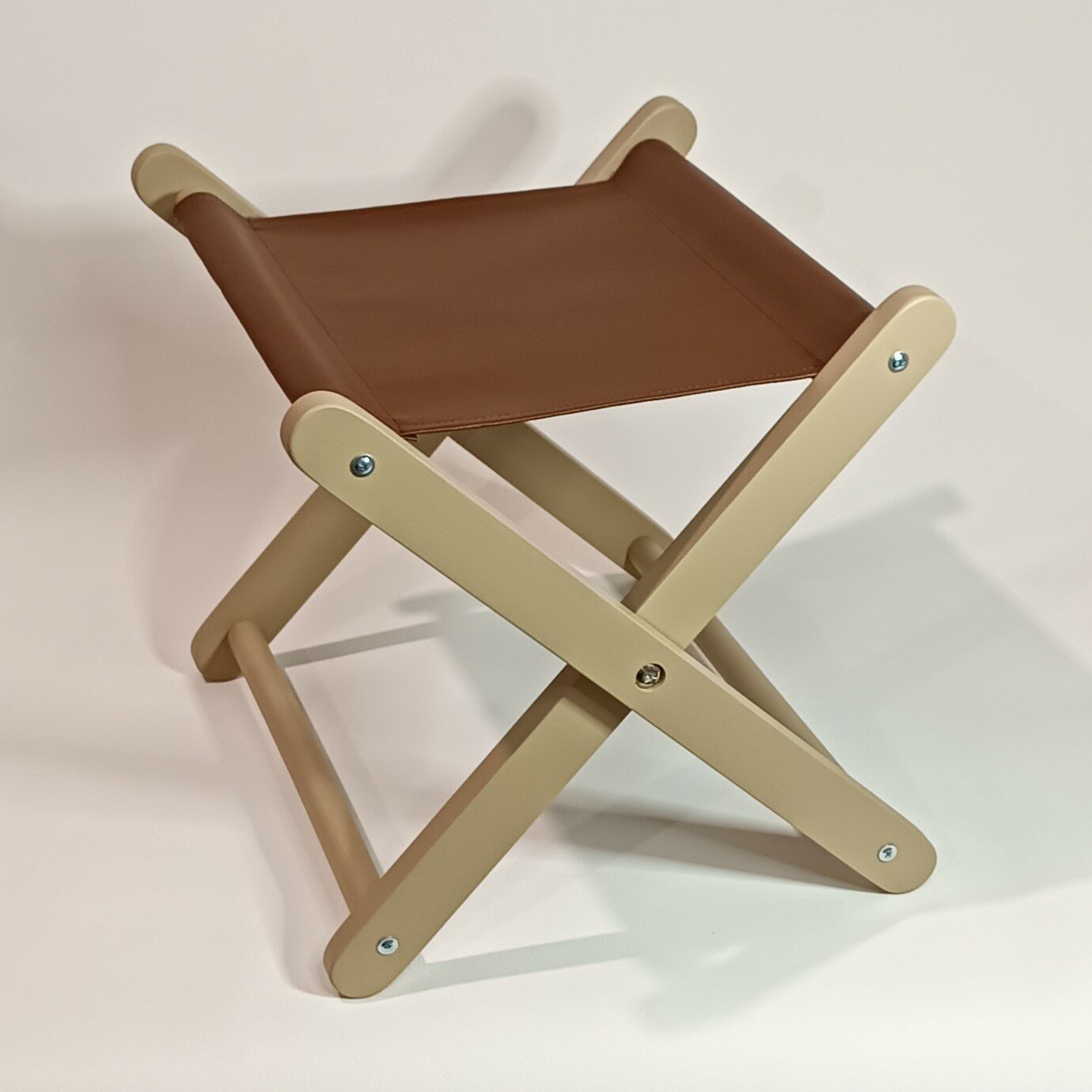 Подставка для сумок из матовой коричневой экокожи с бежевой деревянной основой