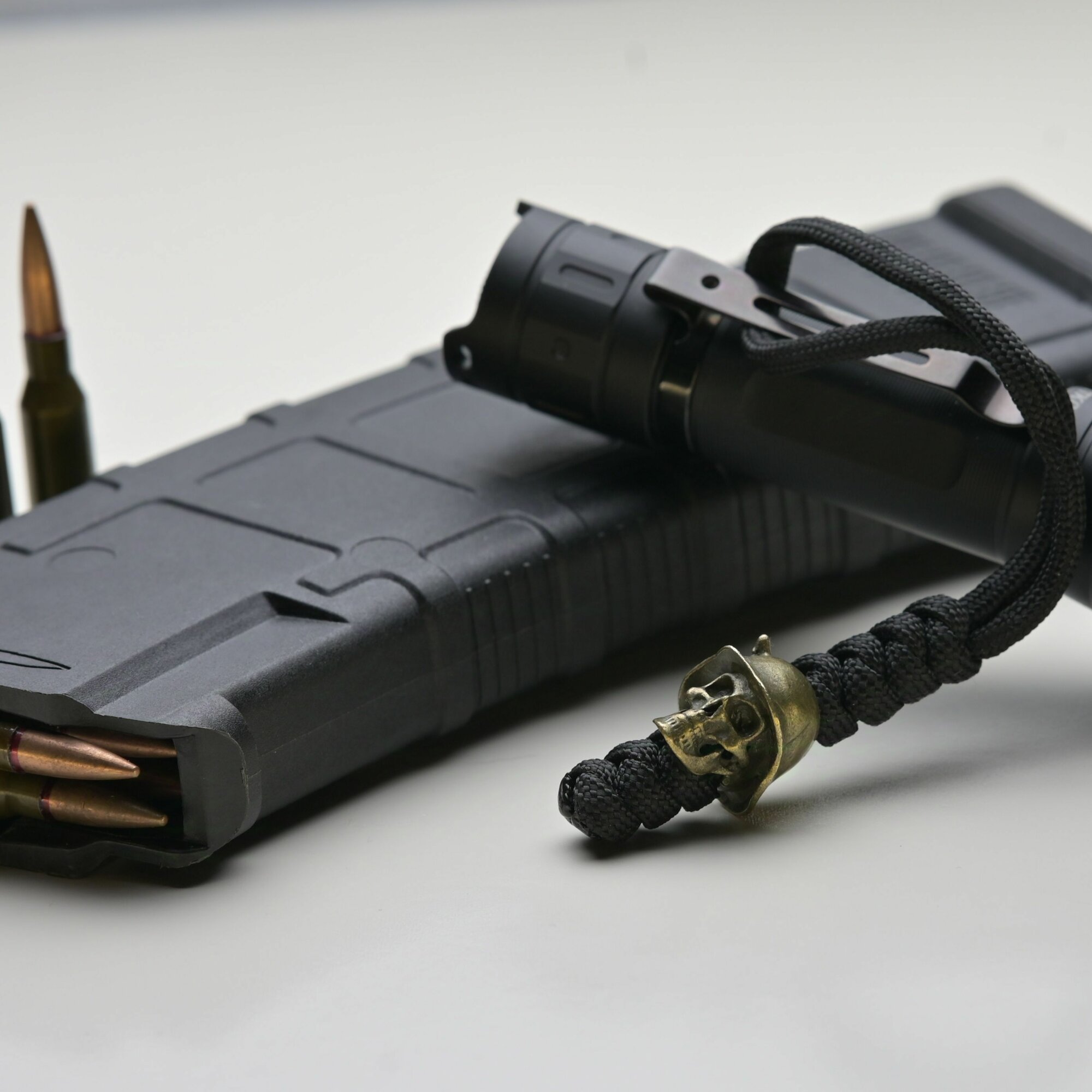 Темляк из паракорда "Череп в шлеме". Бусины. Для ножа