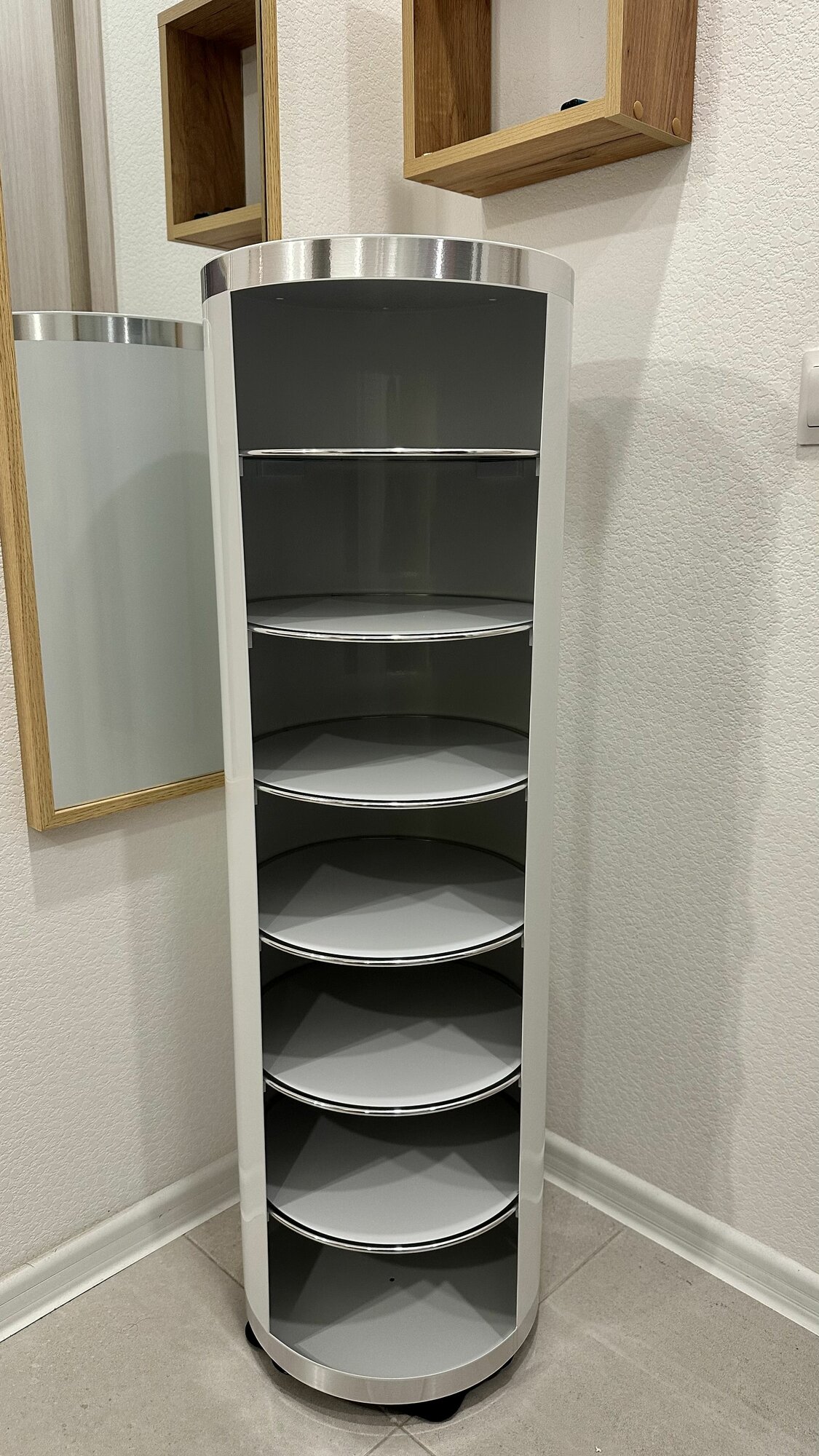 Круглая угловая обувница: Вместительный шкаф для обуви с полками, экономит пространство