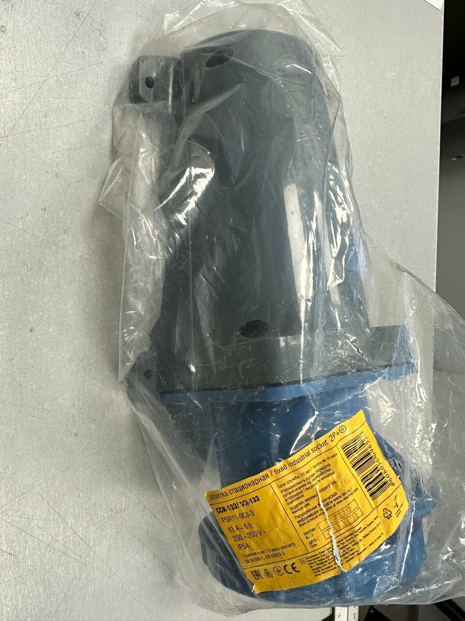 Розетка стационарная ССИ-133 2P+PE 63А 200-250В IP54 IEK PSR11-063-3