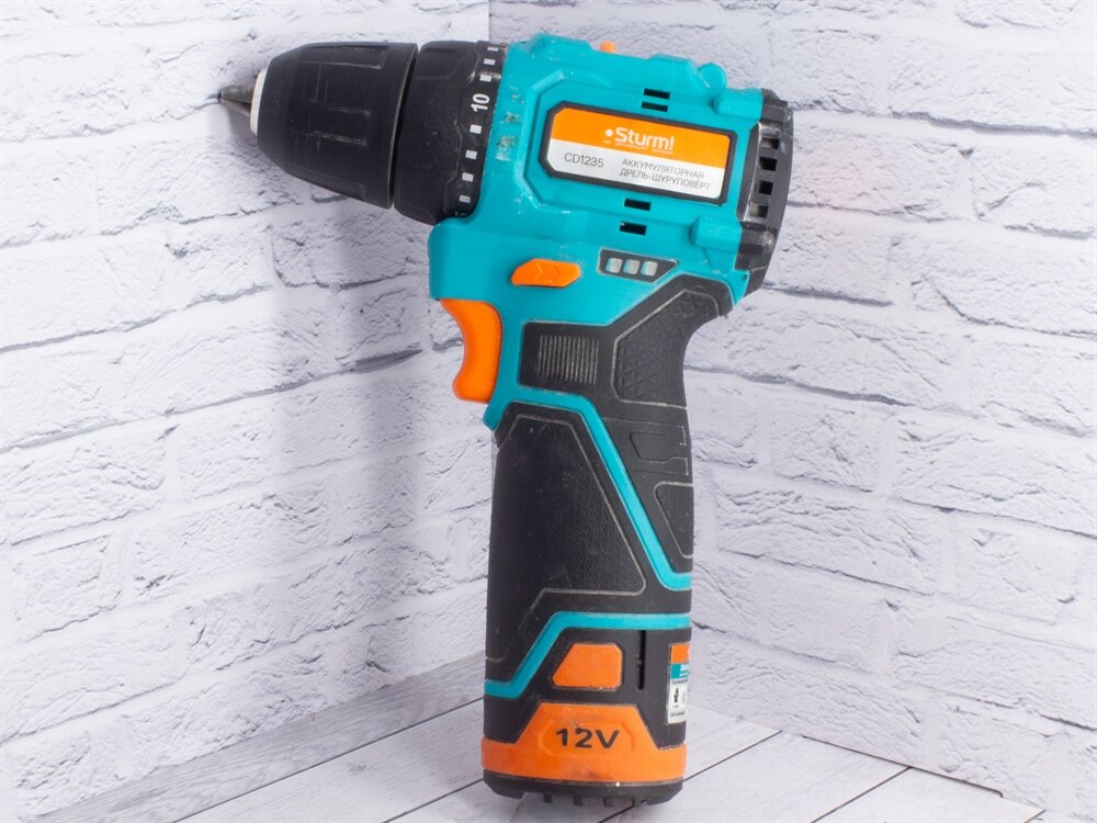 Аккумуляторный шуруповерт Sturm! CD1235 12В Li-Ion 2Ач 1АКБ